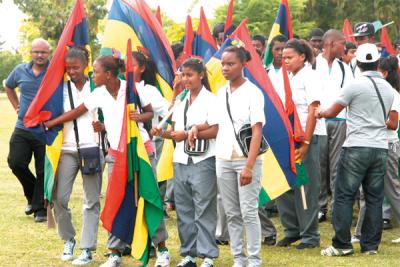 Célébrations de la fête nationale : Lever du drapeau dans les écoles ...